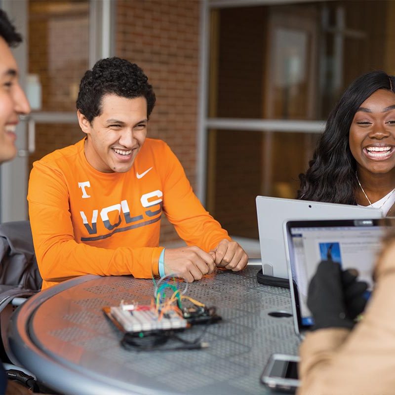 Students study in the Min Kao Engineering Building Study Lounge | Min H ...